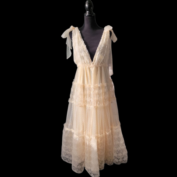 Mable | Dresses | Amable By Mable Grand Entrance Dress Ivory Lace ...